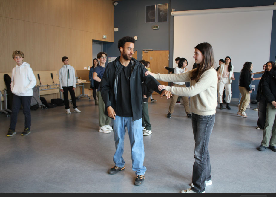 Le Collège Nina Simone d'Aix-en-Provence se produit sur la scène du ...